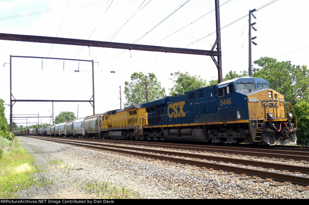 CSX ES40DC 5446 and CREX C40-8 9040 on Q439-03